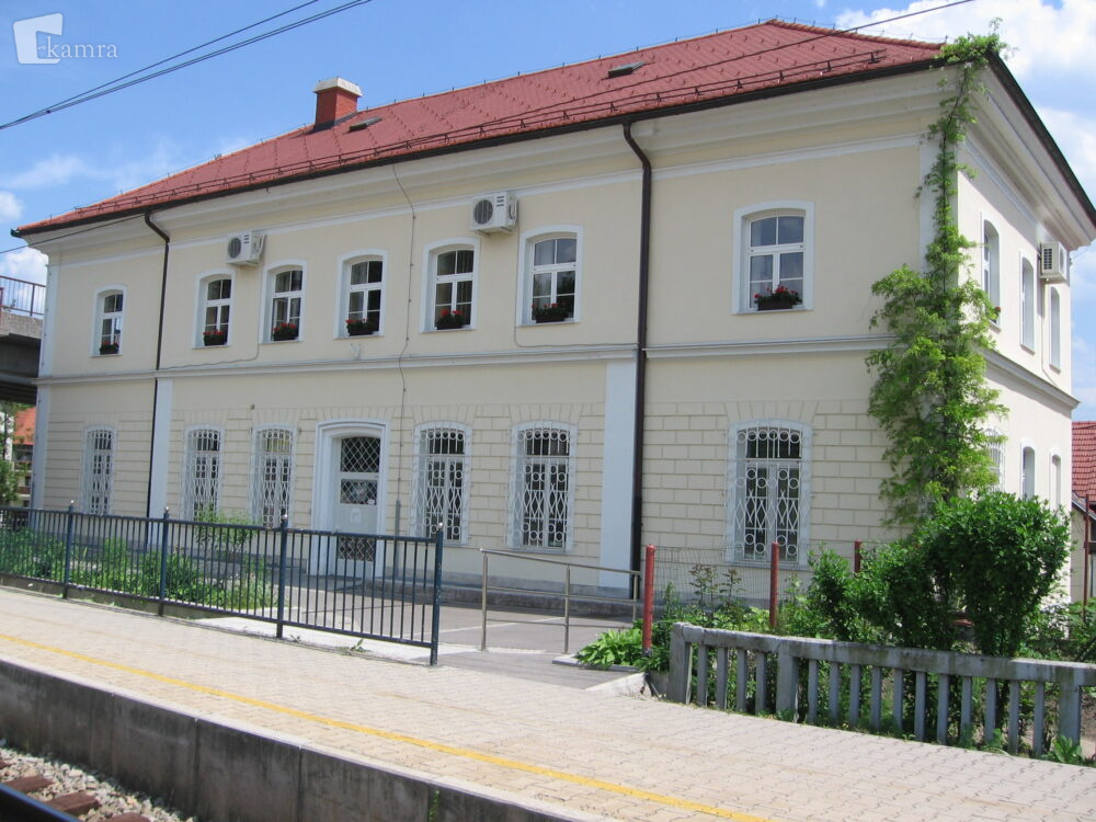 Knjižnica Litija ob železniški progi